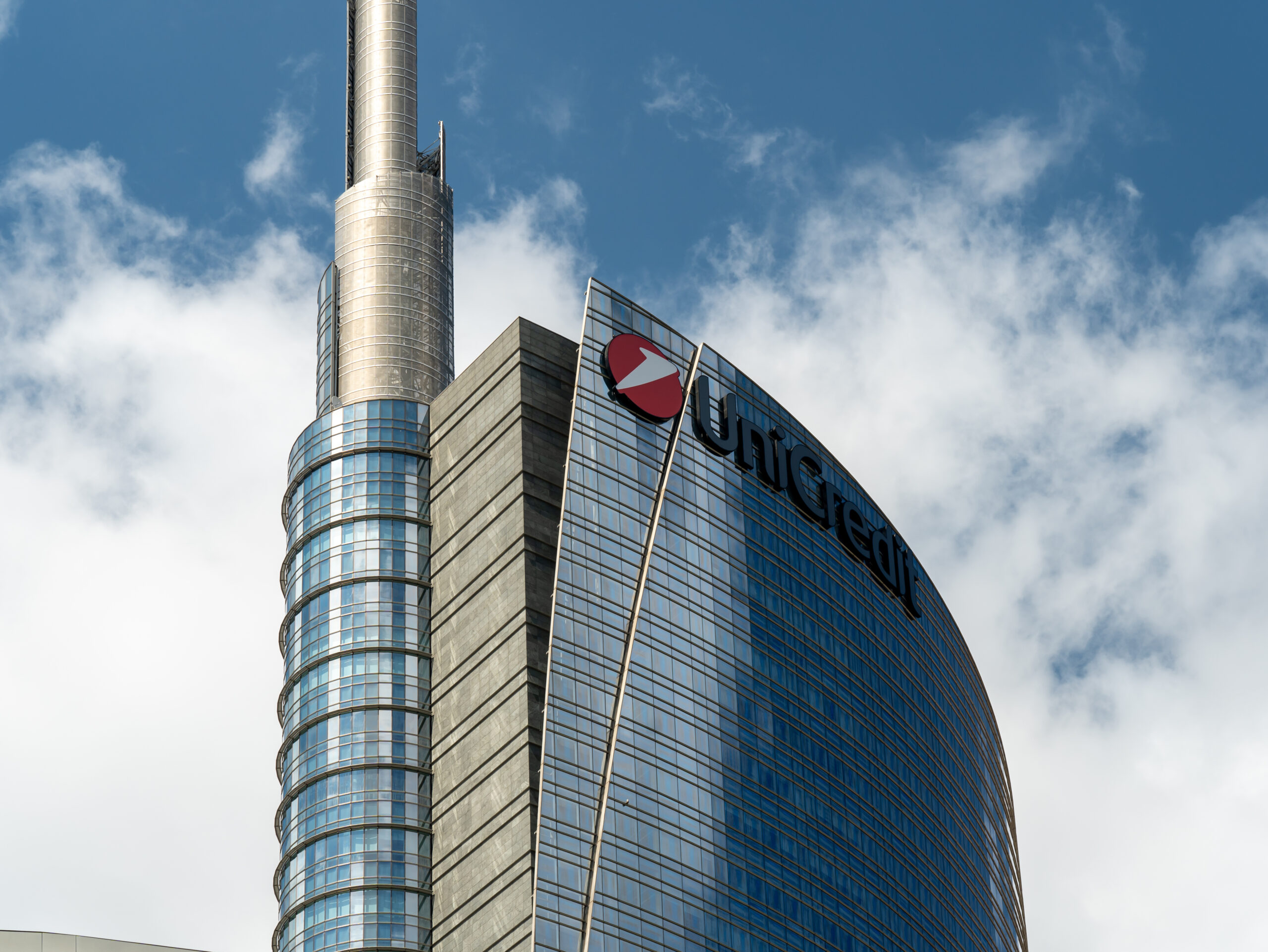 UniCredit podává oficiální nabídku na převzetí Commerzbank